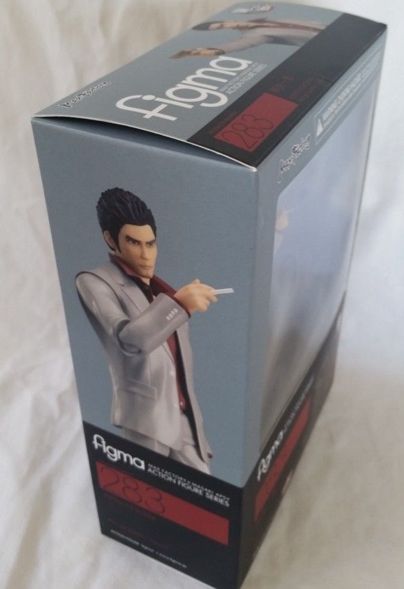 Collector's Cabinet: Yakuza Kazuma Kiryu Figma